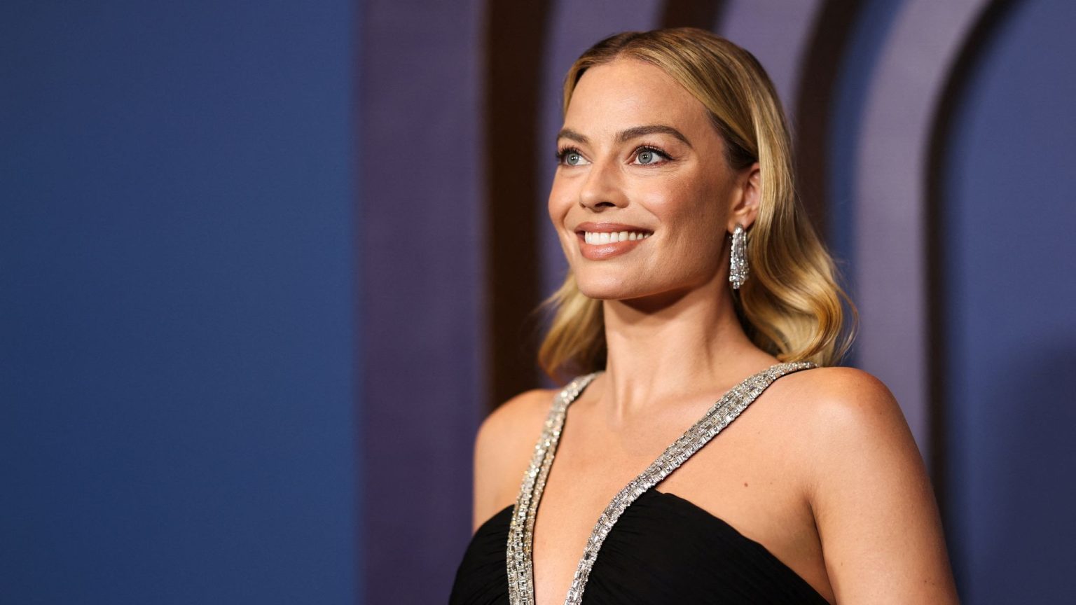 Margot Robbie Height: Is She Taller Than You Think? - iEnglish Status